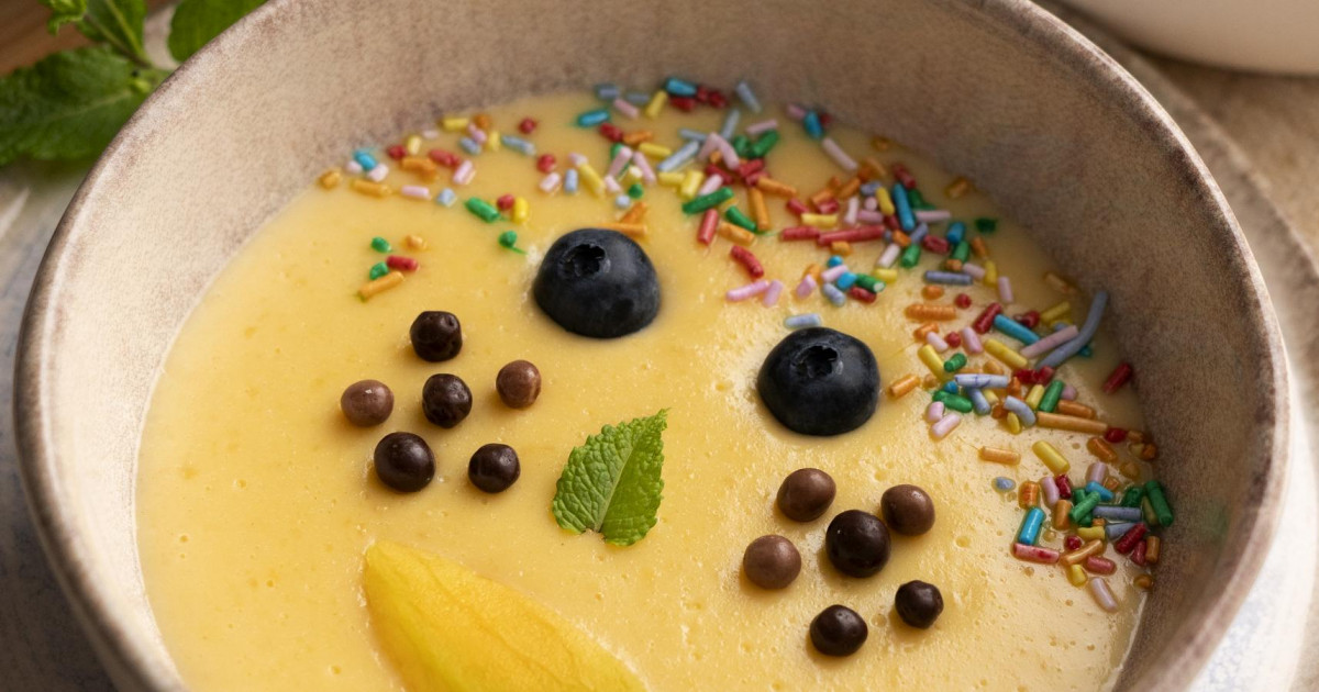 Sopa de chocolate blanco con arándanos y mango