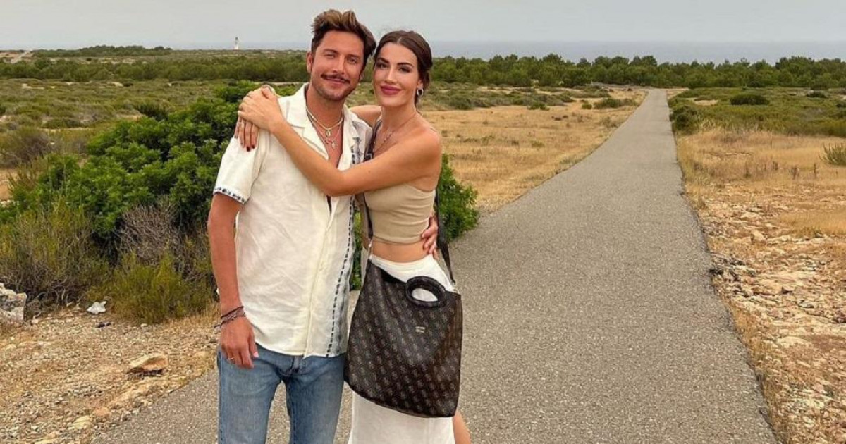 Manuel Carrasco y Almudena Navalón, desolados tras la muerte de su perrita