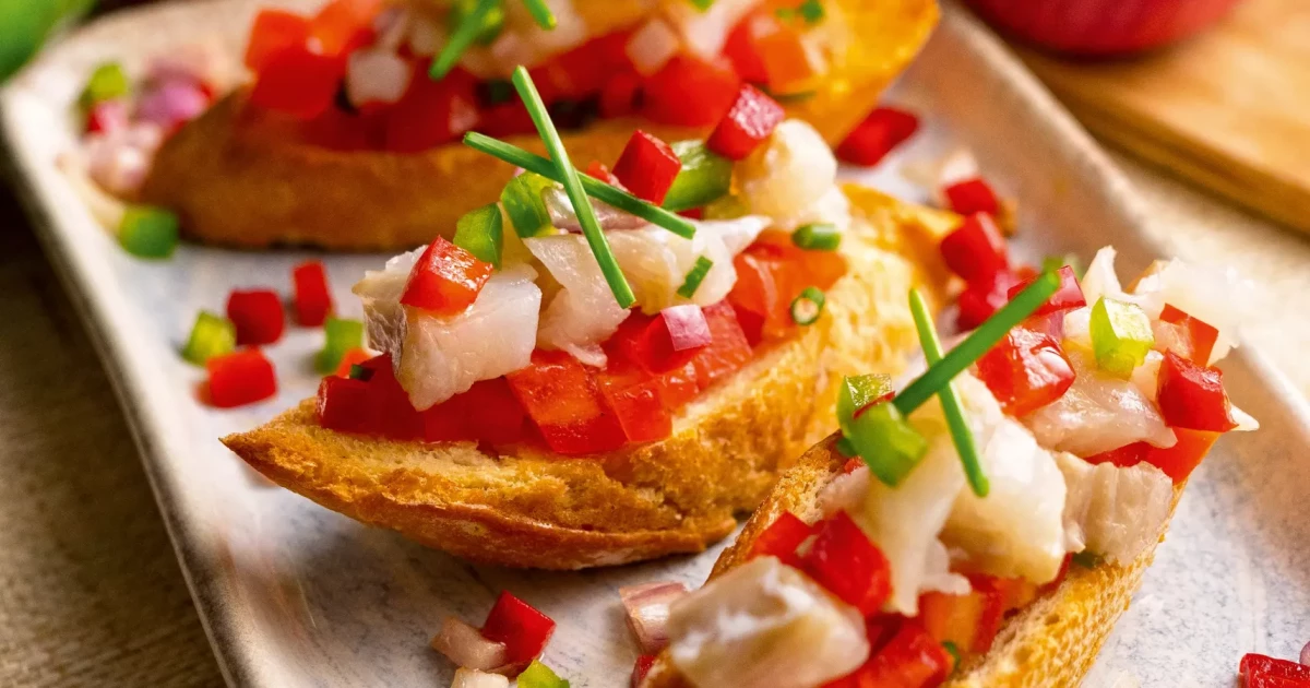 Montaditos de bacalao con tartar de tomate