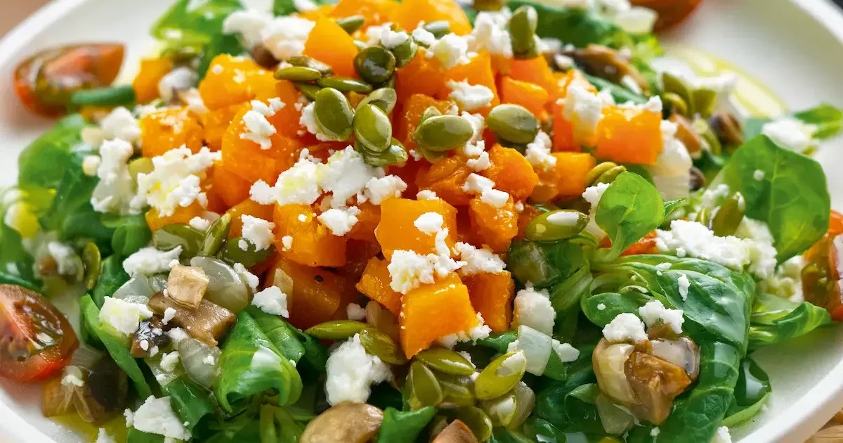 Ensalada tibia de calabaza, queso y canónigos