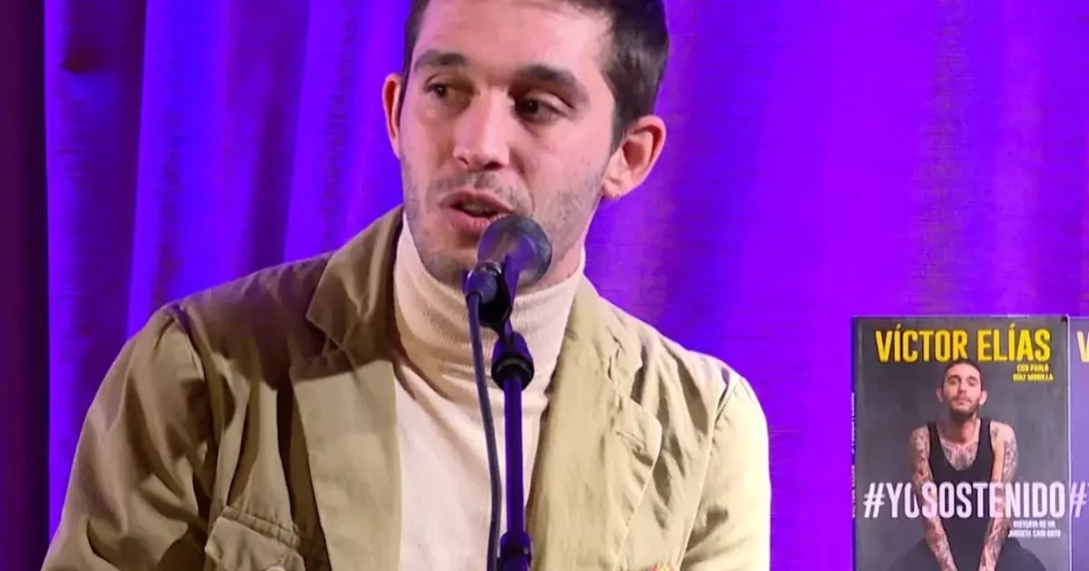 Víctor Elías presenta su libro rodeado de los 3 amores de su vida