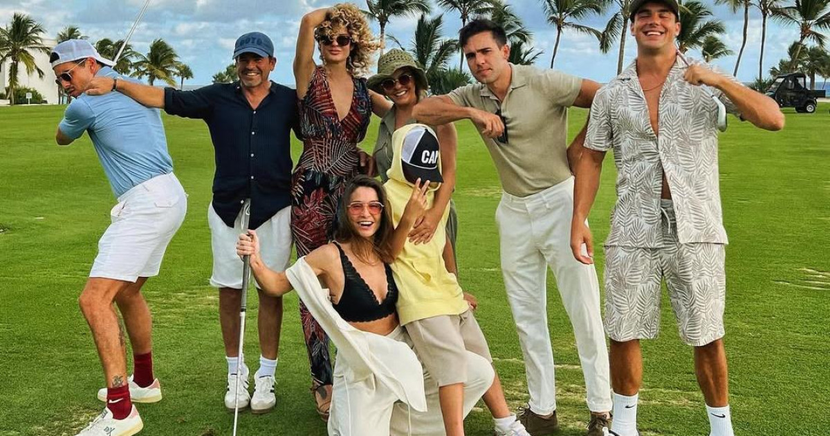 Mario Casas presume de su bonita relación con sus padres, Heidi y Ramón