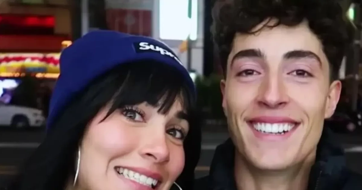 Aitana y Plex confirman su relación con su foto más romántica juntos