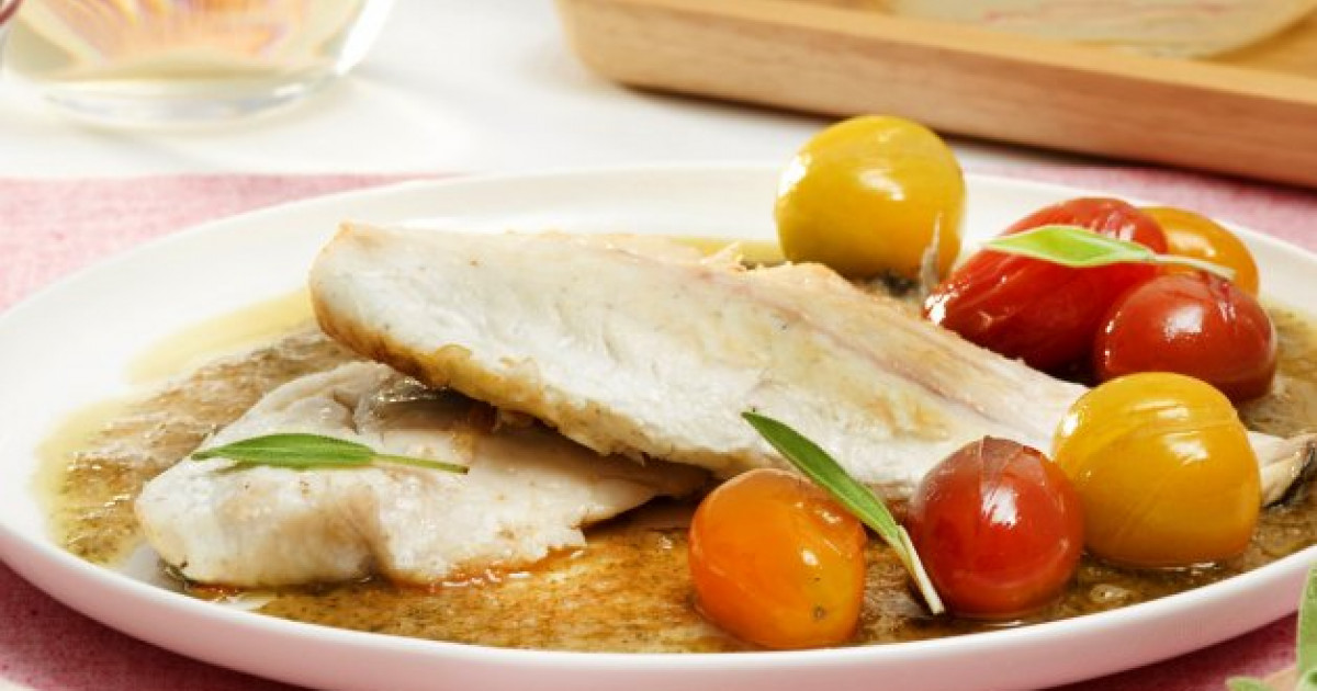 Filetes de dorada con crema de salvia y tomates