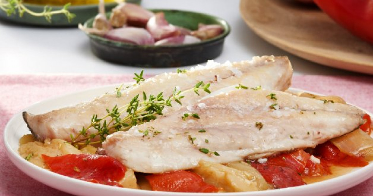 Filetes de dorada sobre escalivada