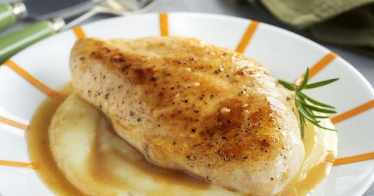 Pechuga de pollo sobre crema de patatas