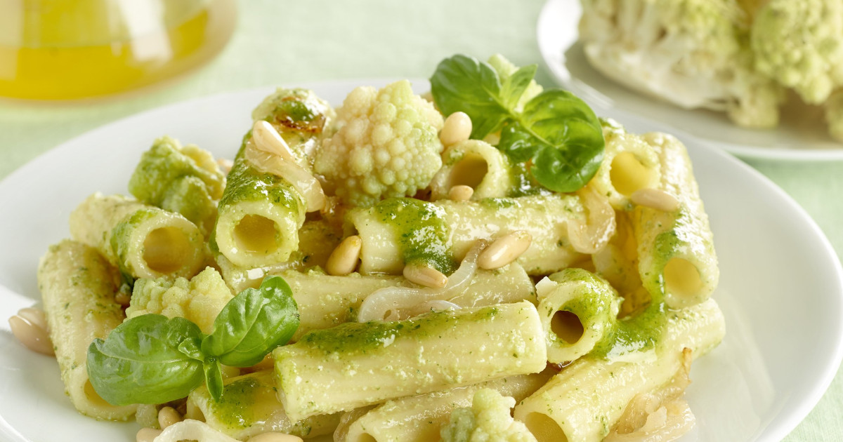 Pasta con romanescu, piñones y salsa pesto