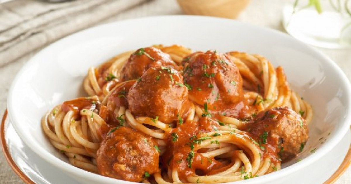 Espaguetis con albóndigas