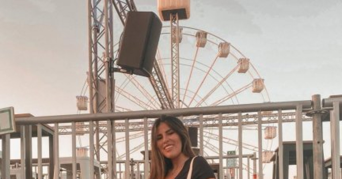 Isa P disfruta de sus vacaciones ajena a sus problemas familiares