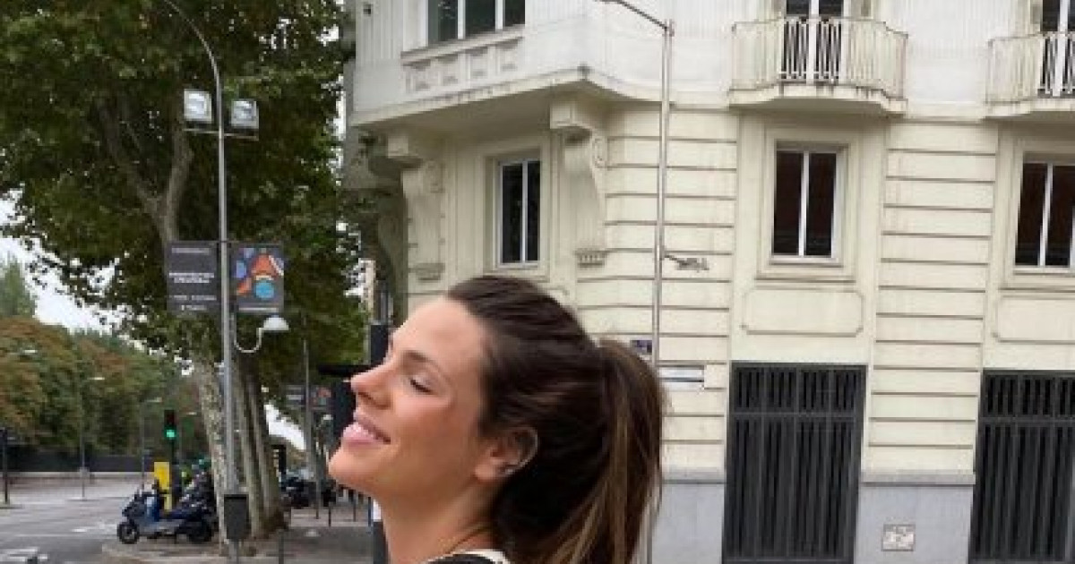 Laura Matamoros muestra la primera ropita que le ha comprado a su bebé Laura Matamoros muestra la primera ropita que le ha comprado a su bebé