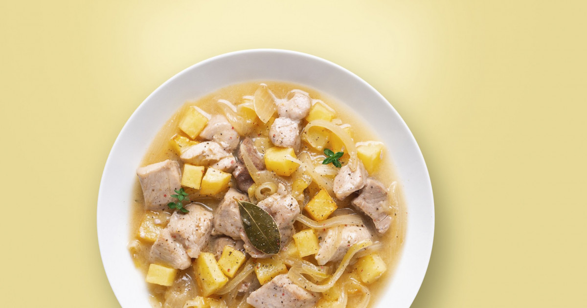 Cerdo guisado con cebolla