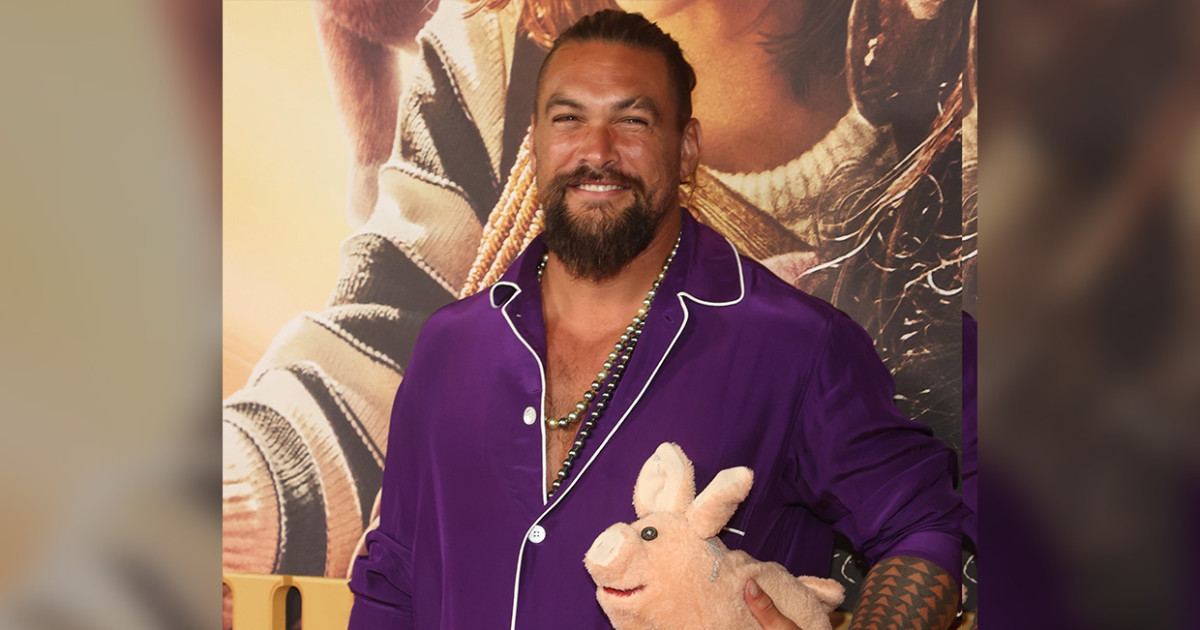 Jason Momoa va al cine en pijama y con un peluche