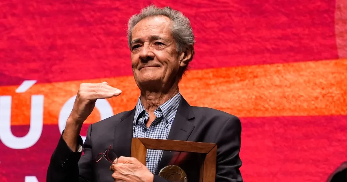 Ramón Arcusa recibe un premio arropado por la familia de Manolo de la Calva