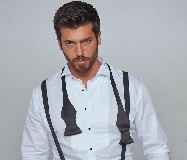 Can Yaman se despide del equipo de su serie 'Bay Yanlis'