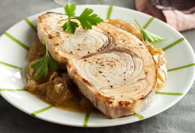 Bonito marinado con cebolla