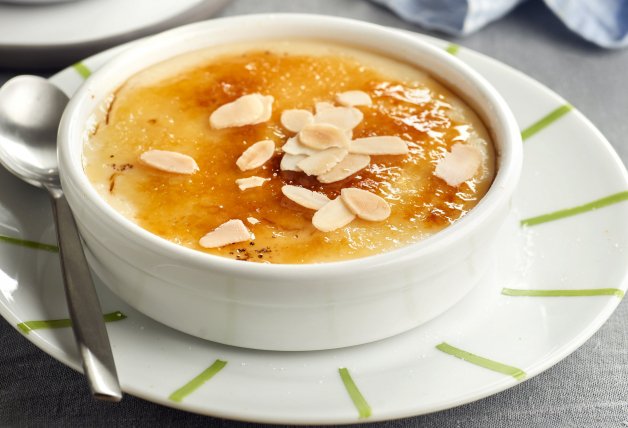 Crema de leche condensada y almendras