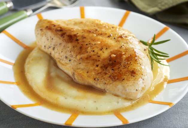 Pechuga de pollo sobre crema de patatas