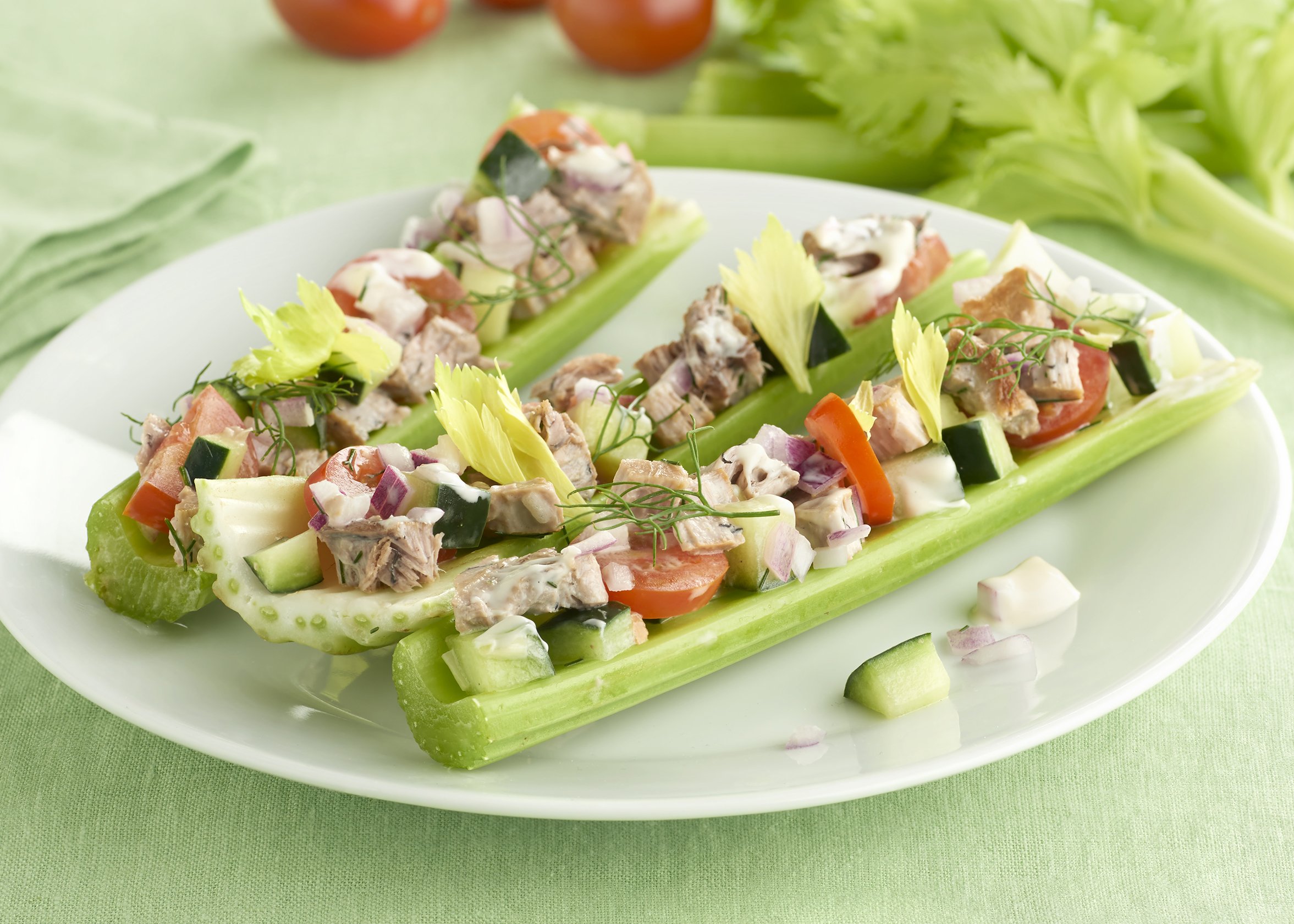 Barquitas de apio rellenas de atún