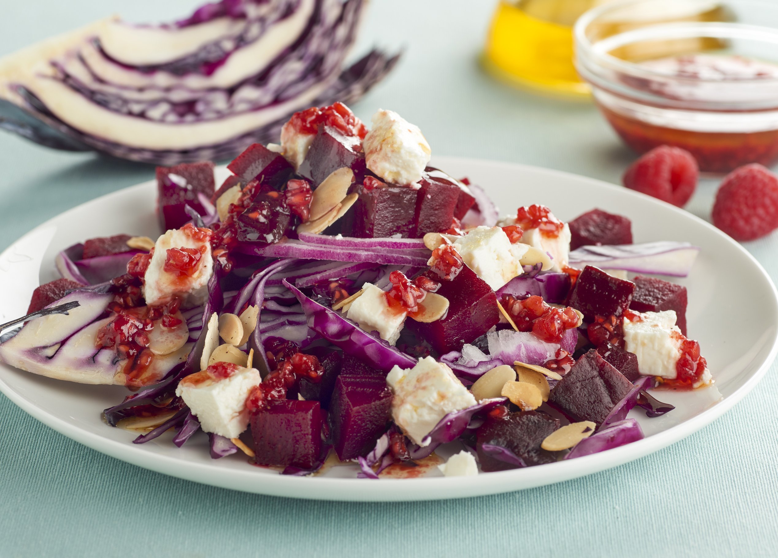 Ensalada de col lombarda, remolacha y queso
