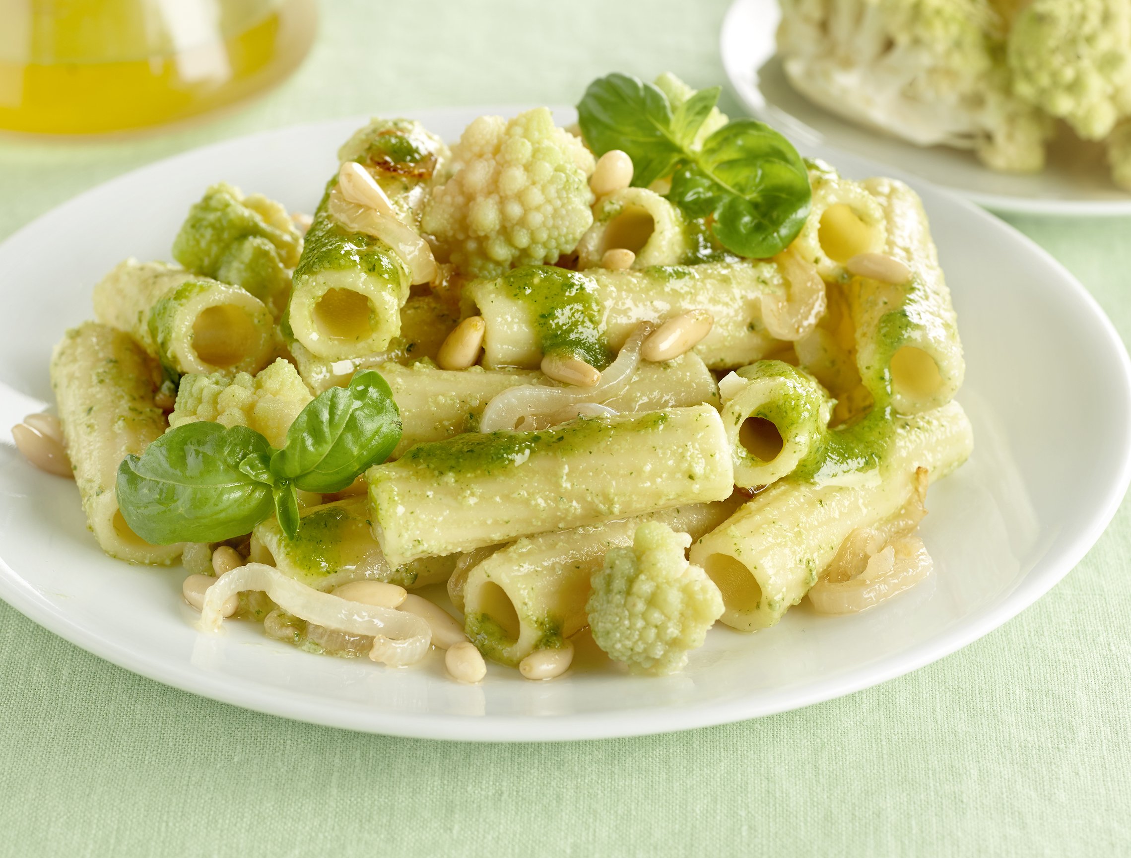 Pasta con romanescu, piñones y salsa pesto