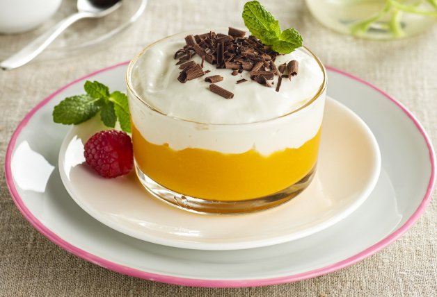Copa de mango con crema y yogur