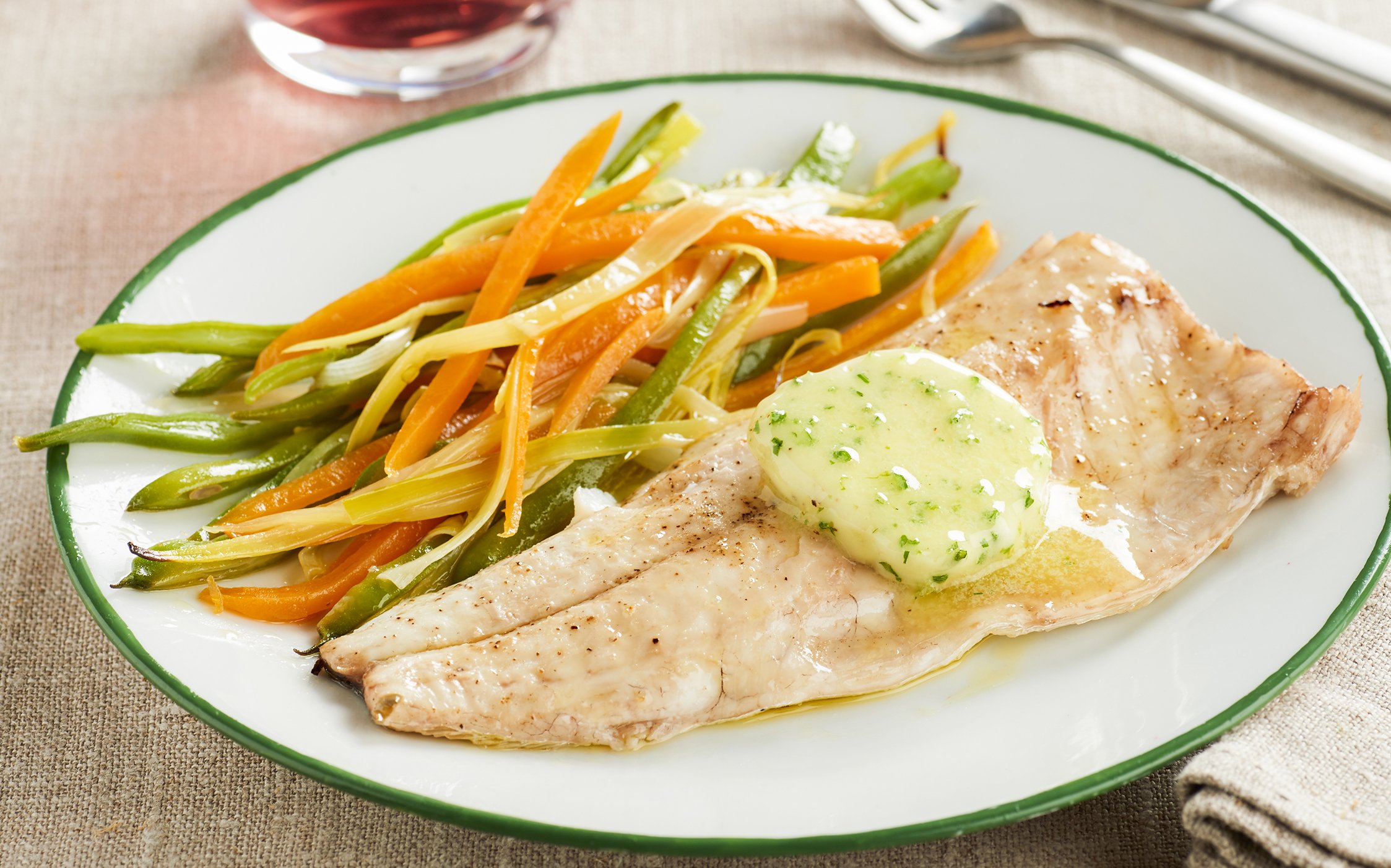 Filetes de besugo en papillote con mantequilla a las finas hierbas y ...