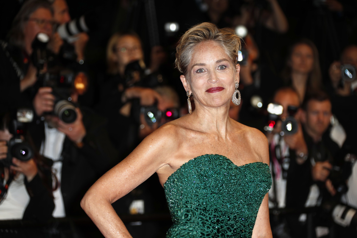 Sharon Stone, espectacular en biquini a los 64 años