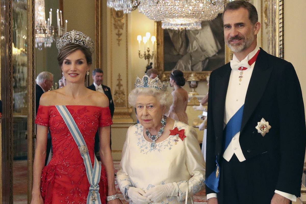 Los Reyes Felipe y Letizia no se sentarán al lado de Don Juan Carlos en el funeral de Isabel II