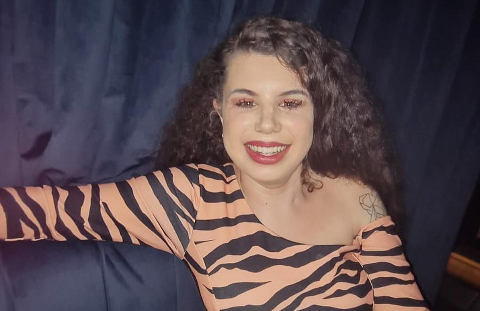 Carla Vigo se dedica a repartir propaganda mientras vive en casa de su ...