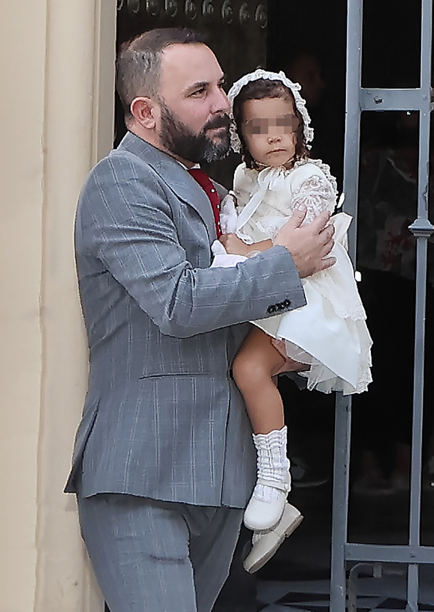 Raquel Bollo, una abuela radiante en el bautizo de su nieta, Jimena