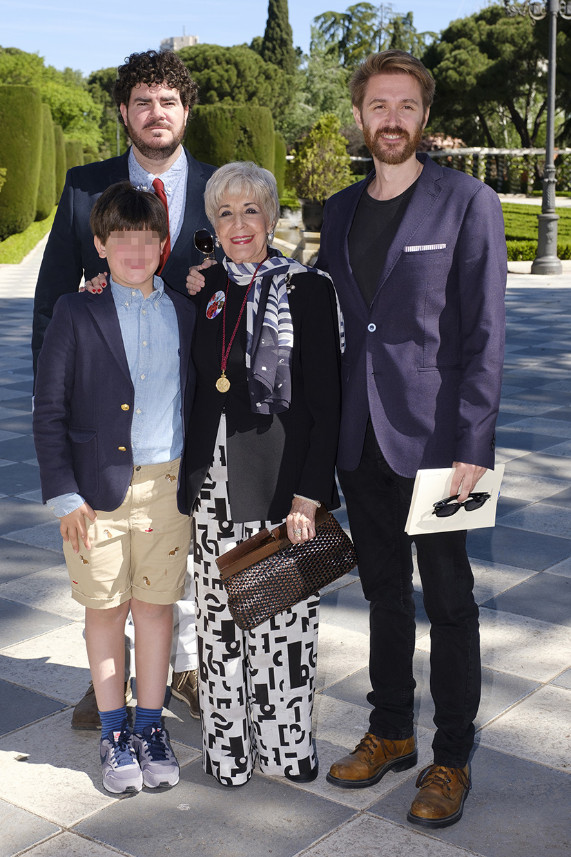 Manuel y Paco, los hijos de Concha Velasco, emiten un emotivo ...
