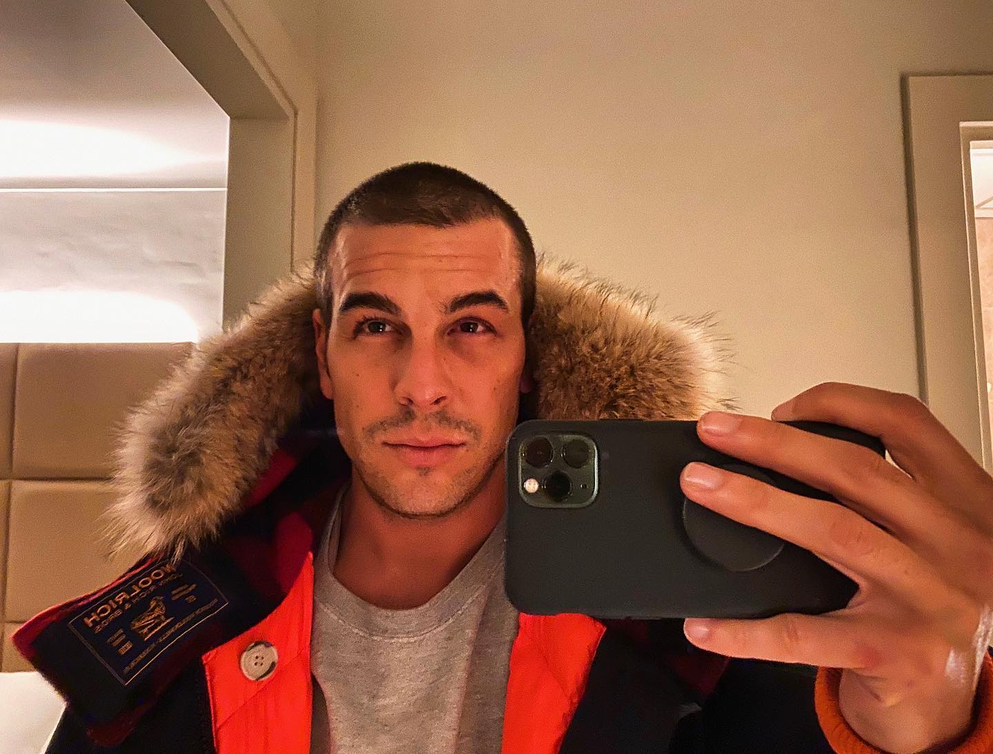 Mario Casas: su escapada más loca a la nieve con sus hermanos