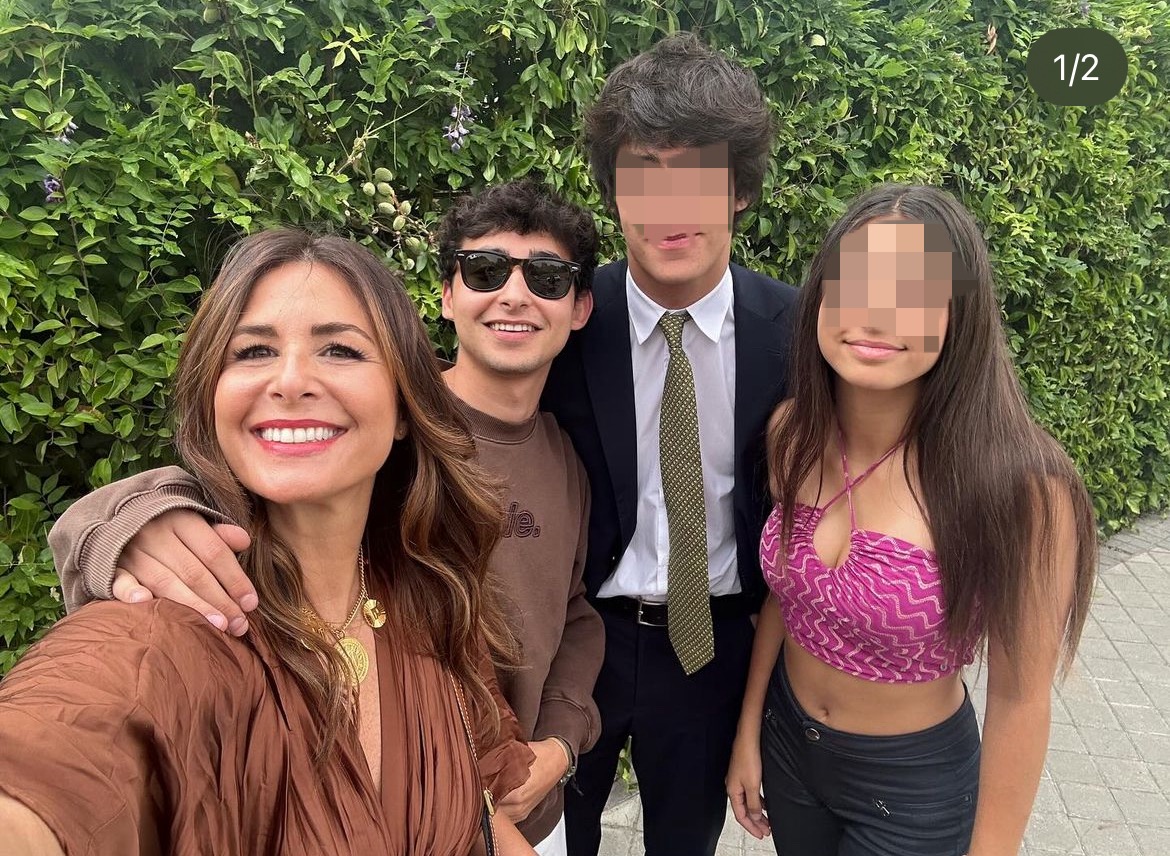 Nuria Roca y Juan del Val posan orgullosos junto a sus hijos en un día ...