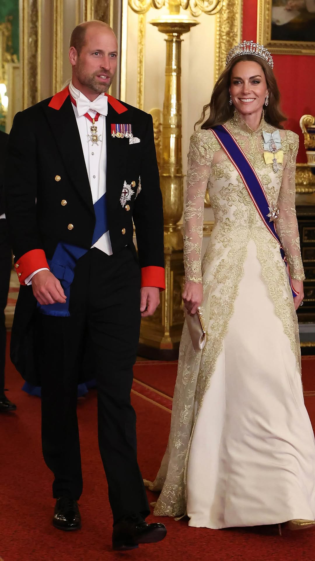 Kate Middleton reaparece espectacular en una cena de gala con este precioso vestido dorado y la ...