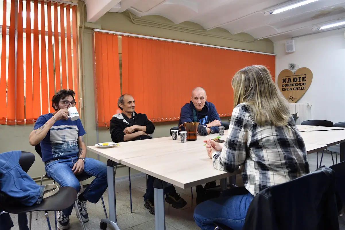 Tres sintecho recuperan su vida y un hogar gracias a Arrels Fundació